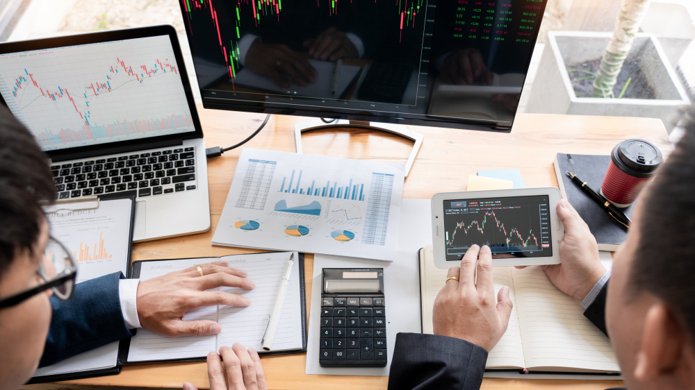 ¿Dónde debo invertir mi dinero este 2023? - Alcon Firm